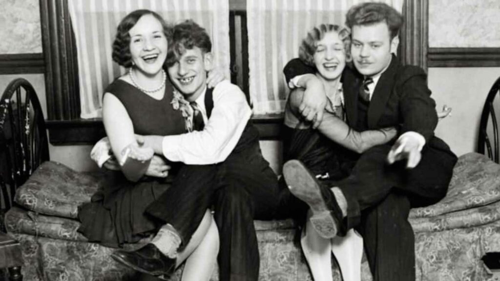 L’Era delle Flapper girls e dei Petting Party: Eccessi e trasgressioni ...